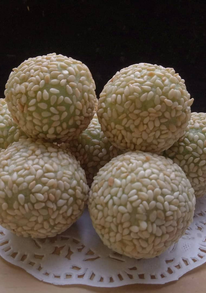 Resep Onde Onde Pandan Isi Kacang Hijau oleh Dapur Renkganis - Cookpad