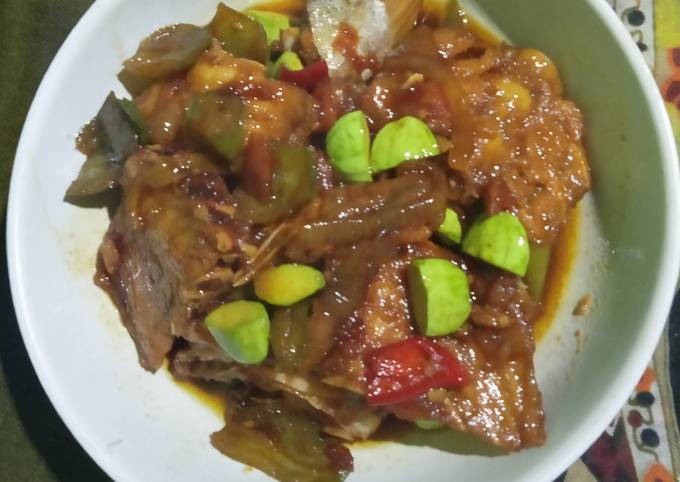 Resep Oseng tulang jambal Pete cabe gendot oleh Titin Andien - Cookpad