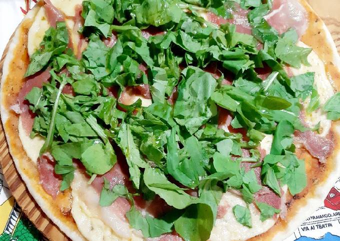 Pizza de provoleta, jamón crudo y rúcula Receta de Norali - Cookpad
