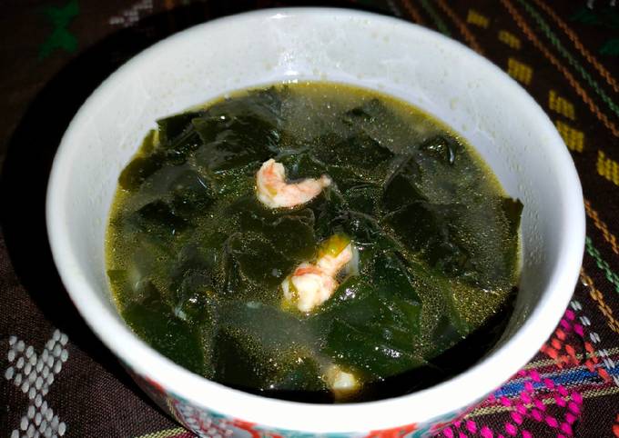 Resep Miyeok guk (sop rumput laut) oleh Lely Ardesi - Cookpad