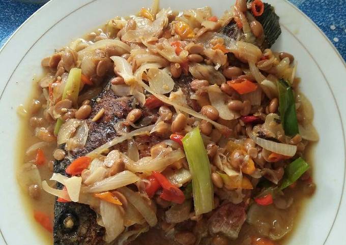 Resep Ikan mas bumbu tauco simple oleh Lonika Putri - Cookpad