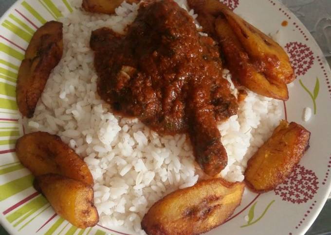 White Rice, chicken stew and plantain Recipe by Nwanneka Sydney - Cookpad