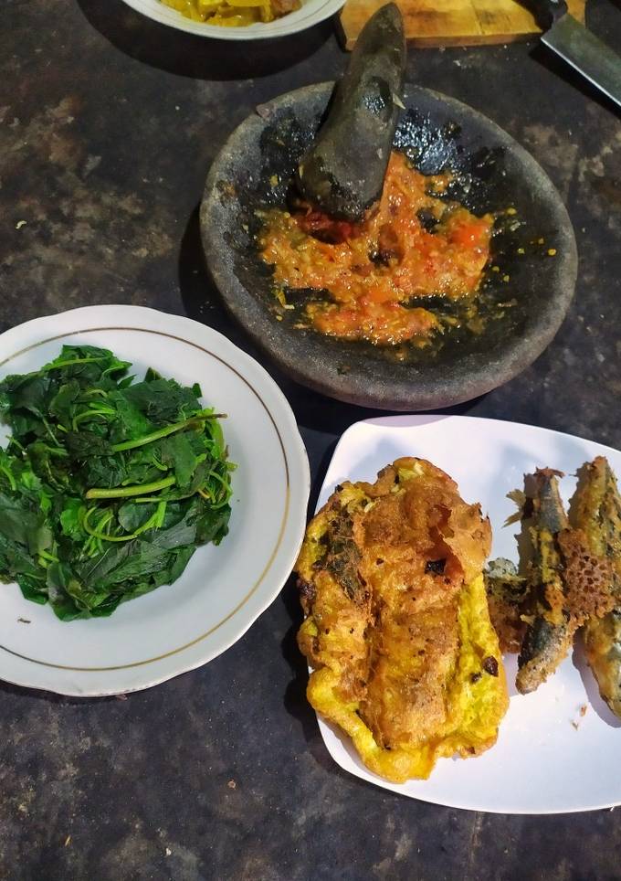 Resep Bayam rebus sambal oleh Saluna Mahira - Cookpad
