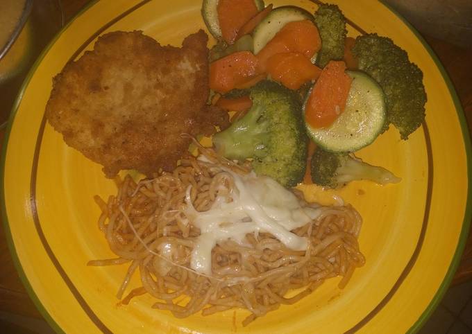 Pechuga empanizada verdura salteada con mantequilla y espagueti Receta ...