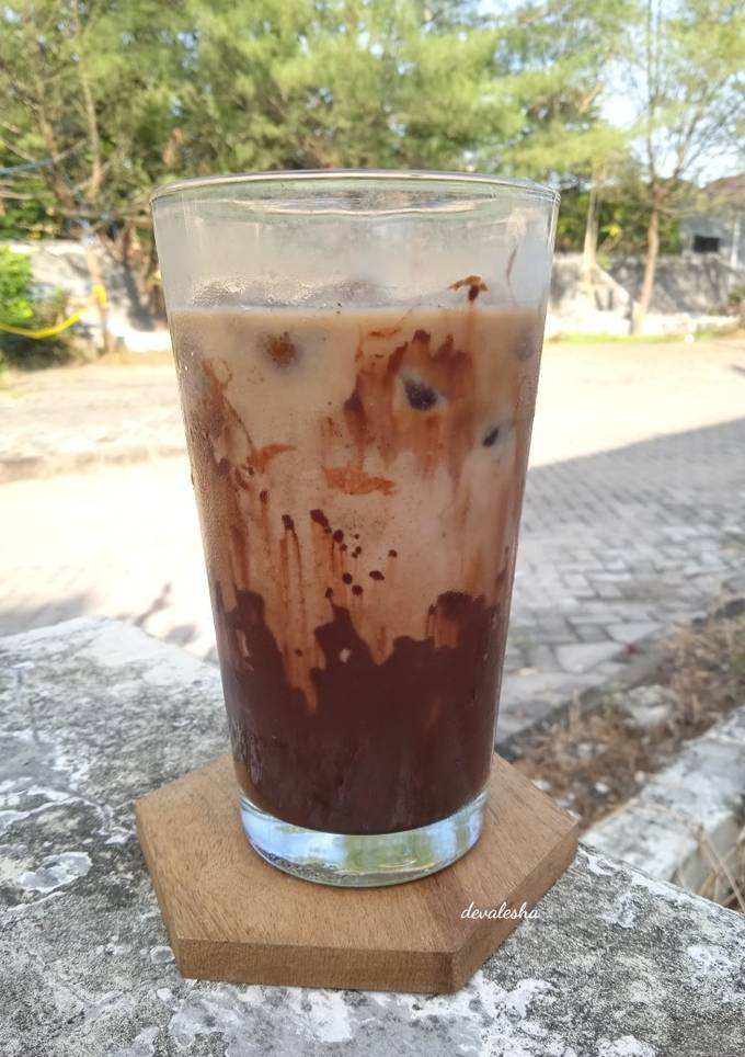 Resep Iced Mocha with Coffee Cubes oleh Devalesha Kitchen - Cookpad
