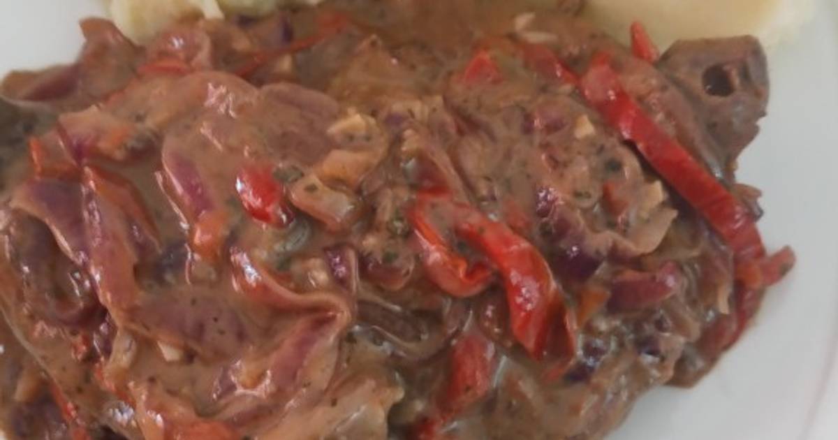 Bifes de hígado a la criolla con salsa de crema de vino tinto y puré de ...