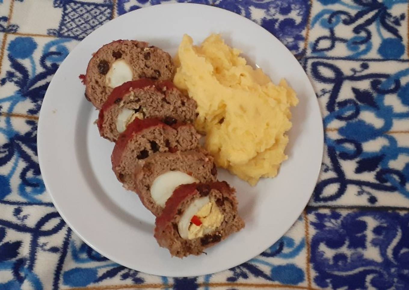 Rollo de carne molida con puré de papa