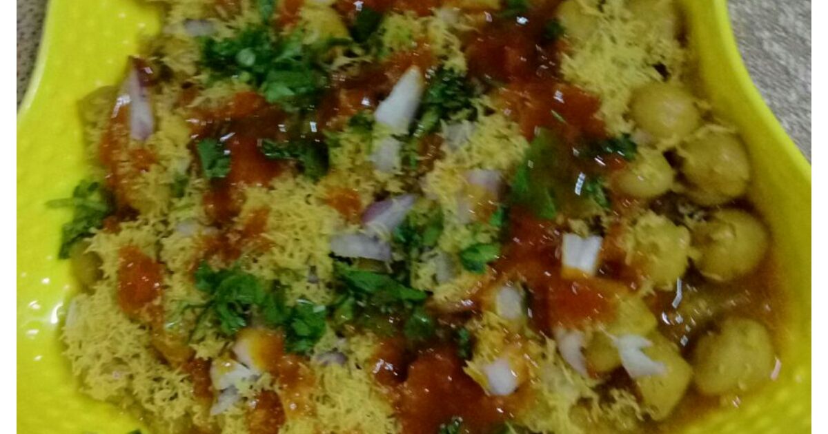 Chatpate Chole Chat Recipe by Vrinda Idnani - Cookpad