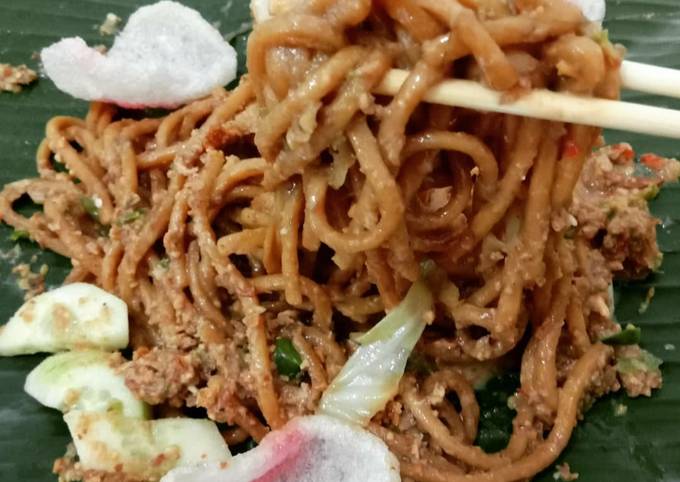 Resep Mie gomak bumbu pecal oleh Chaira Attamimi - Cookpad