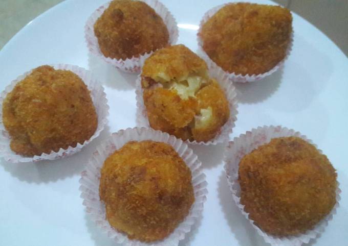 Resep Bola bola macaroni dan keju / mac n cz ball isi mozzarella oleh ...