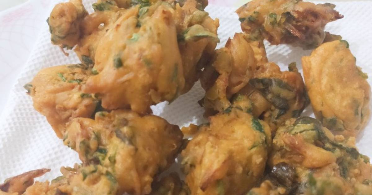 Palak,pyaaz,Aloo pakora platter Recipe by Sheeza Wajid Siddiqui - Cookpad