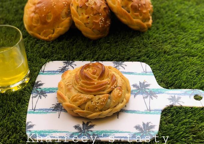 Rose bread 🌹 🍞 Recipe by khayrees Tasty bites - Cookpad