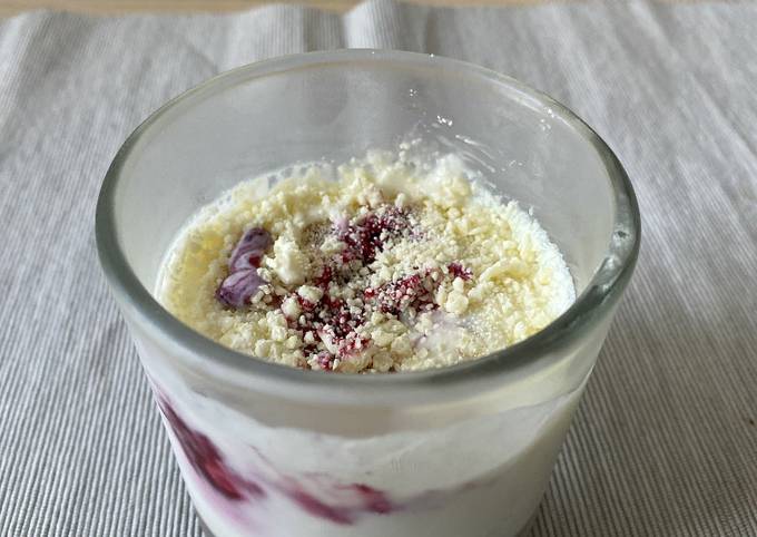 Entremets au fromage blanc, aux fruits rouges et au chocolat blanc⁣ 🍓🍒 ...