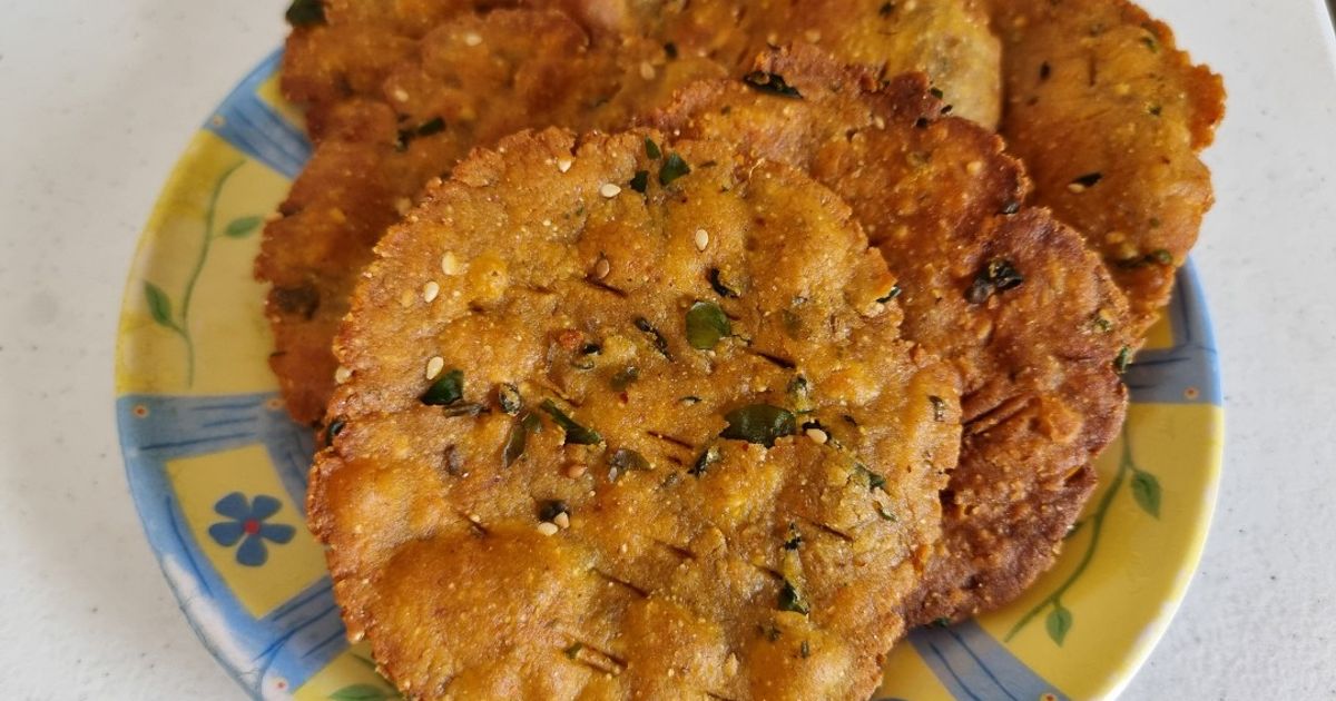Fried Dhebra Puri / Methi Puri Recipe by Priyangi Pujara - Cookpad
