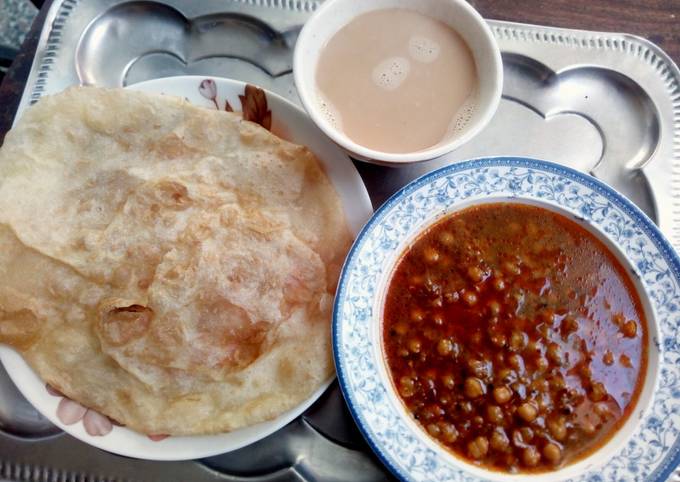 Puri with Channay (Desi Nashta) Recipe by Uft - Cookpad