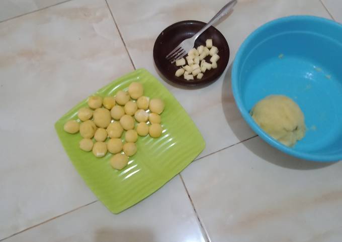 Resep Bola bola kentang keju oleh mama humaira - Cookpad