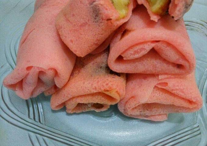 Resep Dadar gulung rasa strawberry isi piscok oleh Bunga Novita ...