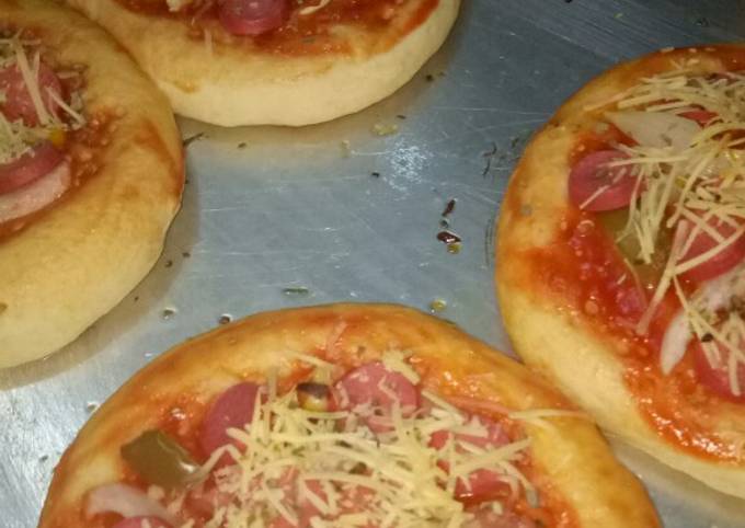Resep Pizza mini rumahan simple oleh Lisa Nurhadi - Cookpad
