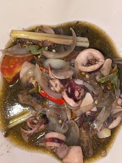 Resep 60. Cumi Item Masak Saus Tiram Pedas oleh rahmadr.99 - Cookpad