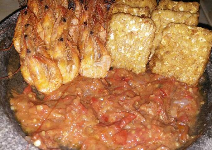 Resep Udang dan tempe penyet sambel terasi oleh niyan - Cookpad