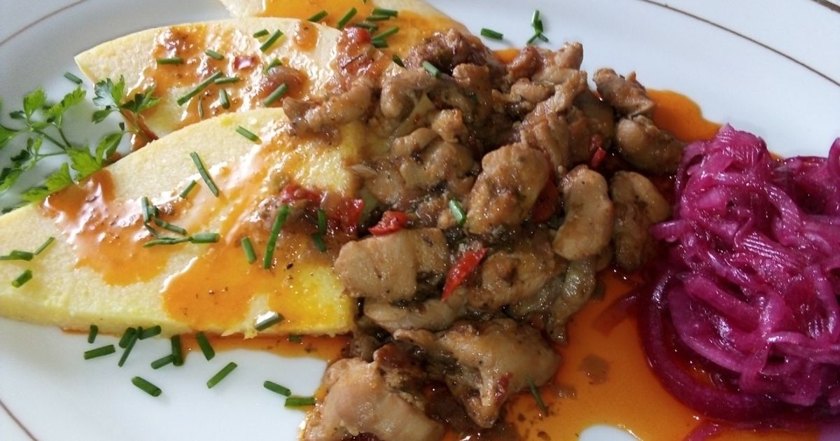 Csirkepörkölt Krémsajtos Polentával és Marinált Lilahagymával | Péter ...