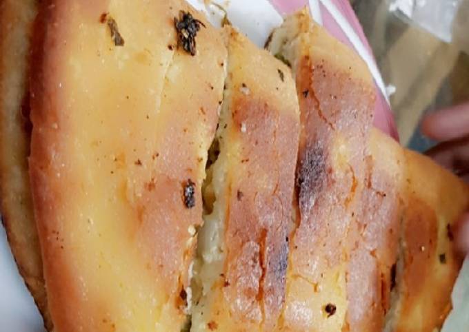 Cheese stuffed Garlic Bread Recipe by Sabrina Tahir - Cookpad