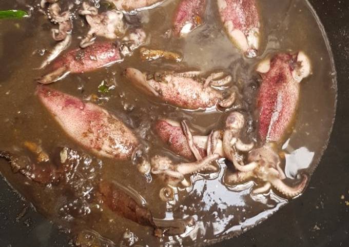 Resep Cumi kuah tinta hitam oleh YuyunS - Cookpad