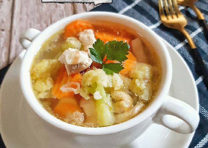 Resep Sup Ayam Bunga Kol Wortel oleh Arum Yusia - Cookpad