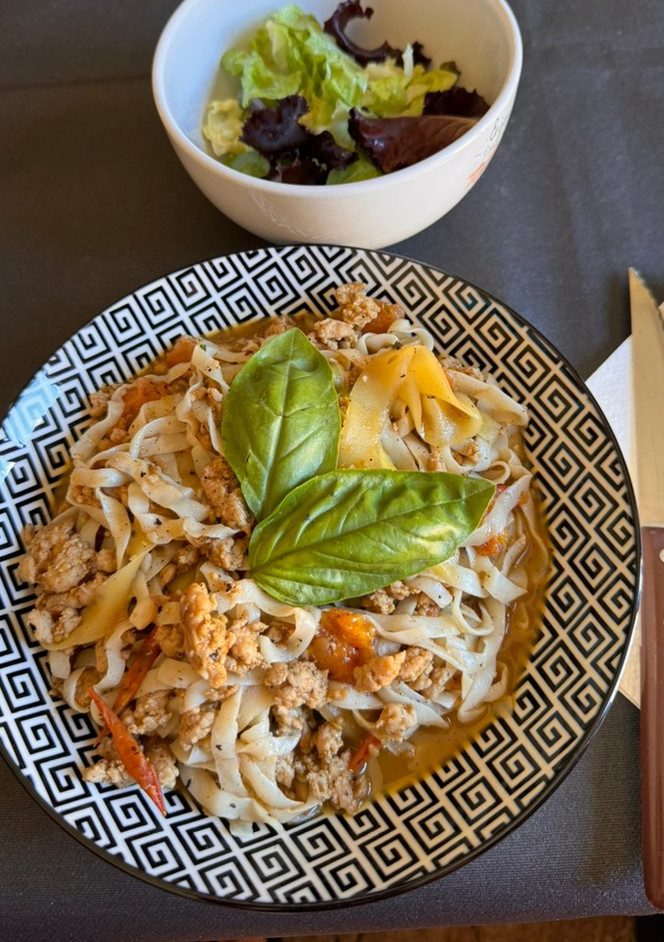 Fetuccini De Konjak Con Tomates Cherry, Calabacín, Picada De Pavo Y ...