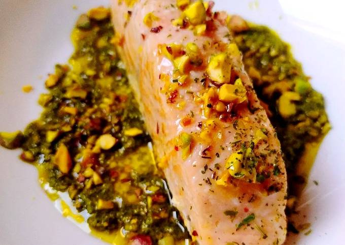 Ricetta Filetto di Salmone con Pesto e Pistacchi Tostati di ...