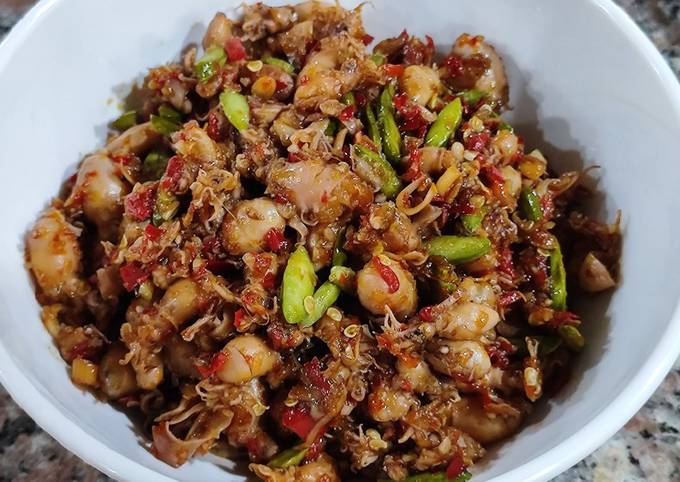 Resep Sambal baby cumi asin pete oleh Deta Almira - Cookpad