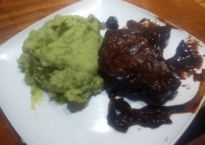 Chuletas al vino, anchoas, ciruela y hongos con puré verde Receta de ...