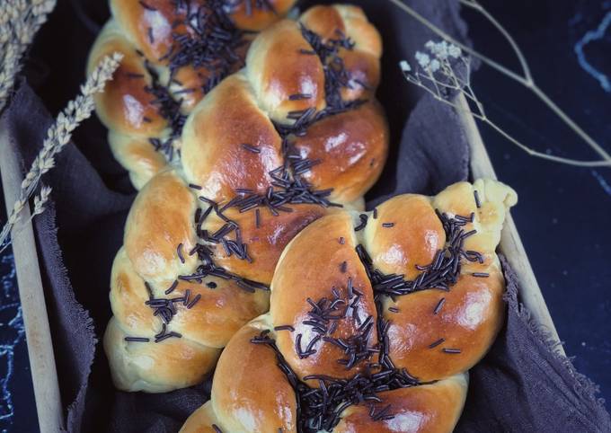 Resep Roti kepang cokelat oleh Parrot.id - Cookpad