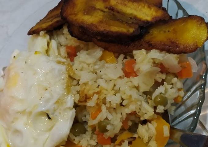 Arroz con vegetales, plátano frito y huevo frito Receta de Nai Fit- Cookpad