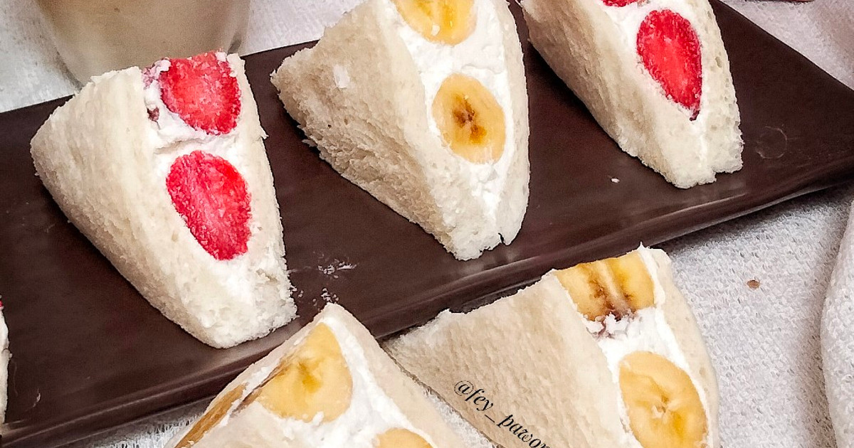 Resep Fruit Sandwich Strawberry And Banana oleh Fey_Pawonmungil - Cookpad