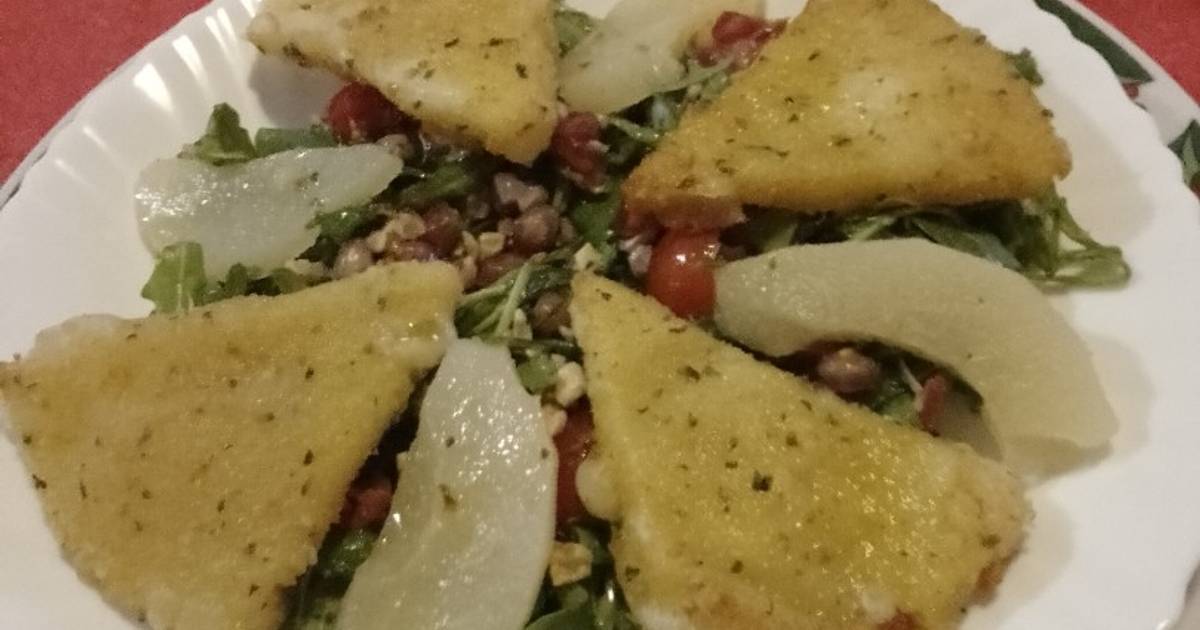 Ensalada de rúcula con queso frito, pera en almíbar y vinagreta de ...