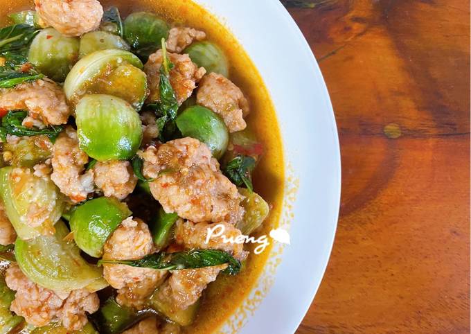 สูตร ผัดเผ็ดมะเขืออ่อนหมูเด้ง โดย Kaw kham to by Pueng (ข้าวคำโต) - Cookpad