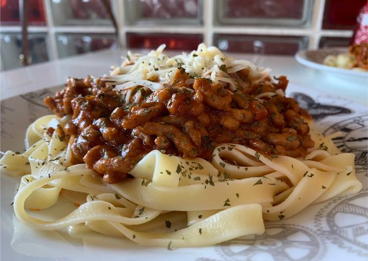 Tallarines con salsa boloñesa Receta de Jenni Ferreira - Cookpad