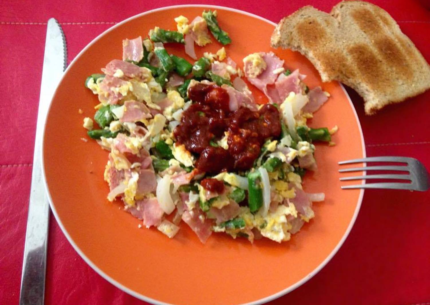 Receta fácil de huevos revueltos con vegetales y con salsa picosa ...