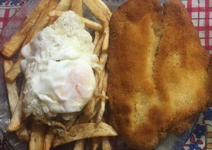 Milanesa con papas fritas y huevo frito Receta de Arevalo Viqui- Cookpad