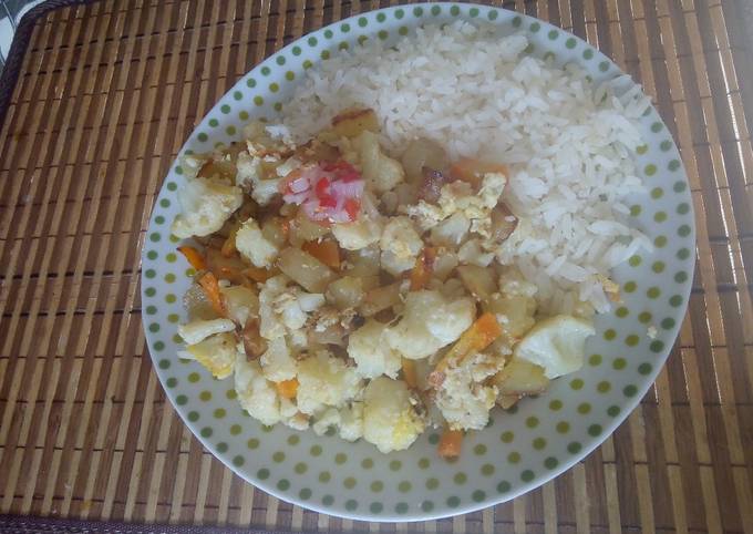Coliflor revuelta con huevo y papas en cubos Receta de Mercedes Huaman ...