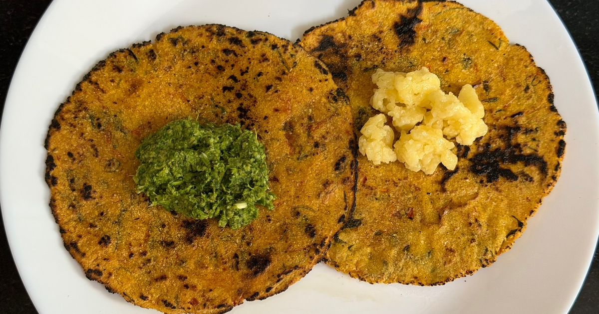 Soft Makai Rotla Loaded With Veggies (Serve With Green Garlic Chutney ...