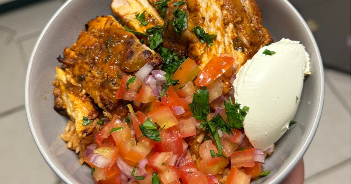 Bowl De Rojo Pollo (Mexican Red Chicken Bowl) 🐓 Recipe by Jake - Cookpad