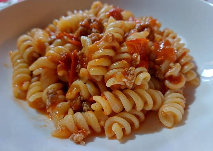 Ricetta Fusilli al ragù di salsiccia con pomodorini freschi di Liuba ...