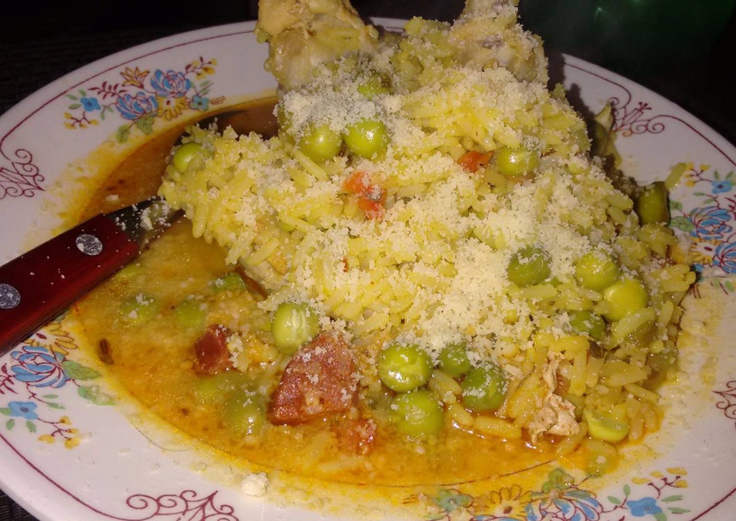 Arroz con pollo azafrán y chorizo colorado Receta de Natalia Denise ...