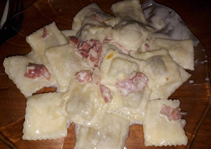 Ravioles con salsa de crema y jamón crudo Receta de Sabri Perez- Cookpad