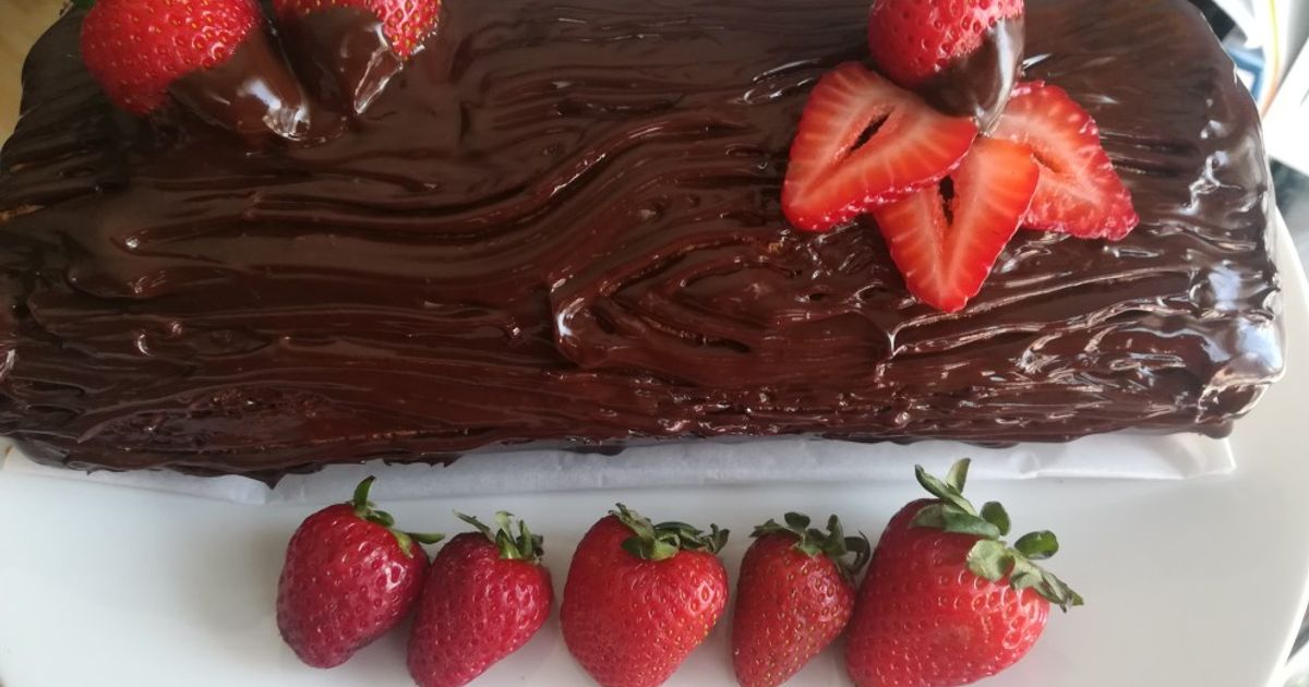 Marbled Swiss Roll Filled With Cream And Strawberries With Chocolate ...