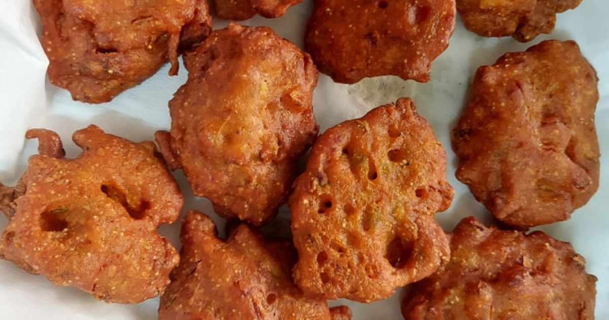 पडवळ पकोडा (Padval Pakoda Recipe In Marathi) रेसिपी Minal Naik द्वारे ...