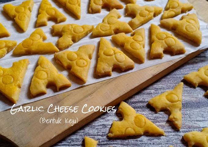 Resep Garlic Cheese Cookies (Bentuk Keju) oleh Oknisa Carolina - Cookpad
