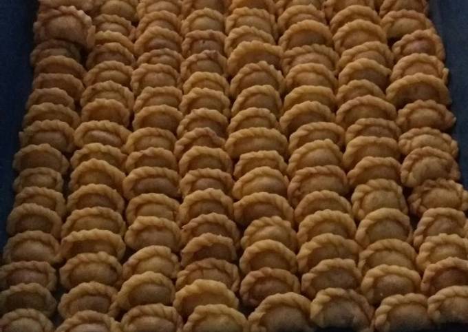 Resep Pastel mini kering isi abon oleh suci nurani - Cookpad